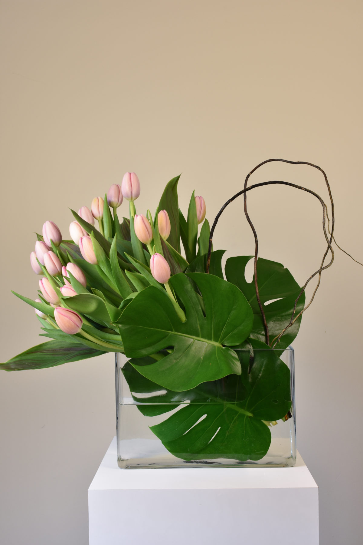Vale Flower Arrangement | Plants For Bouquets | Flowering Plants As ...